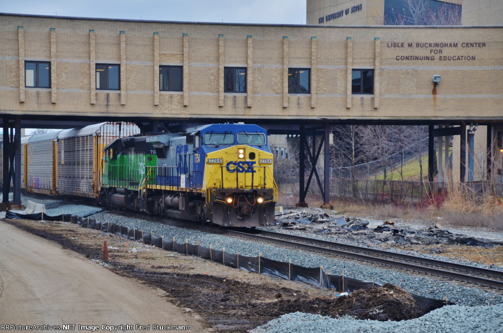 CSX 7754 leads HLCX 7025 west past the work zone.